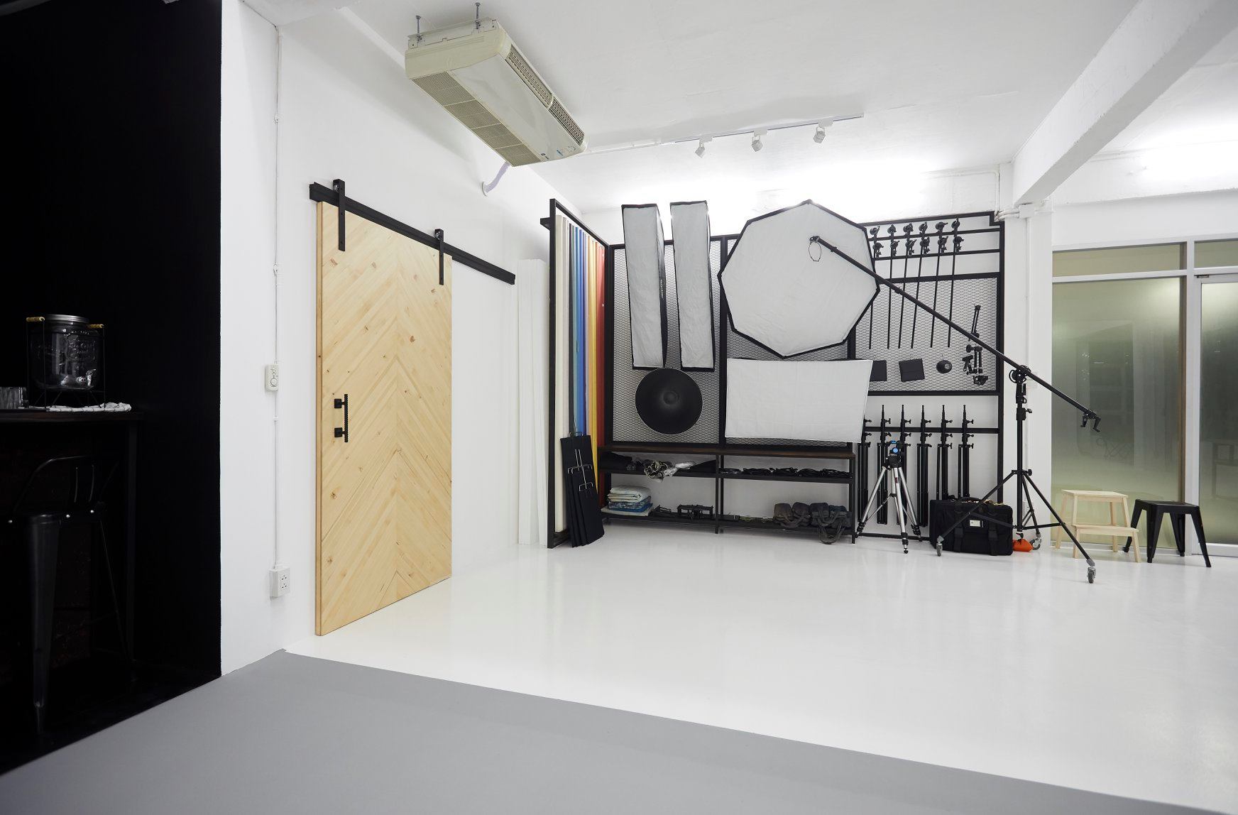 Grayscale Studio - Thai Loop